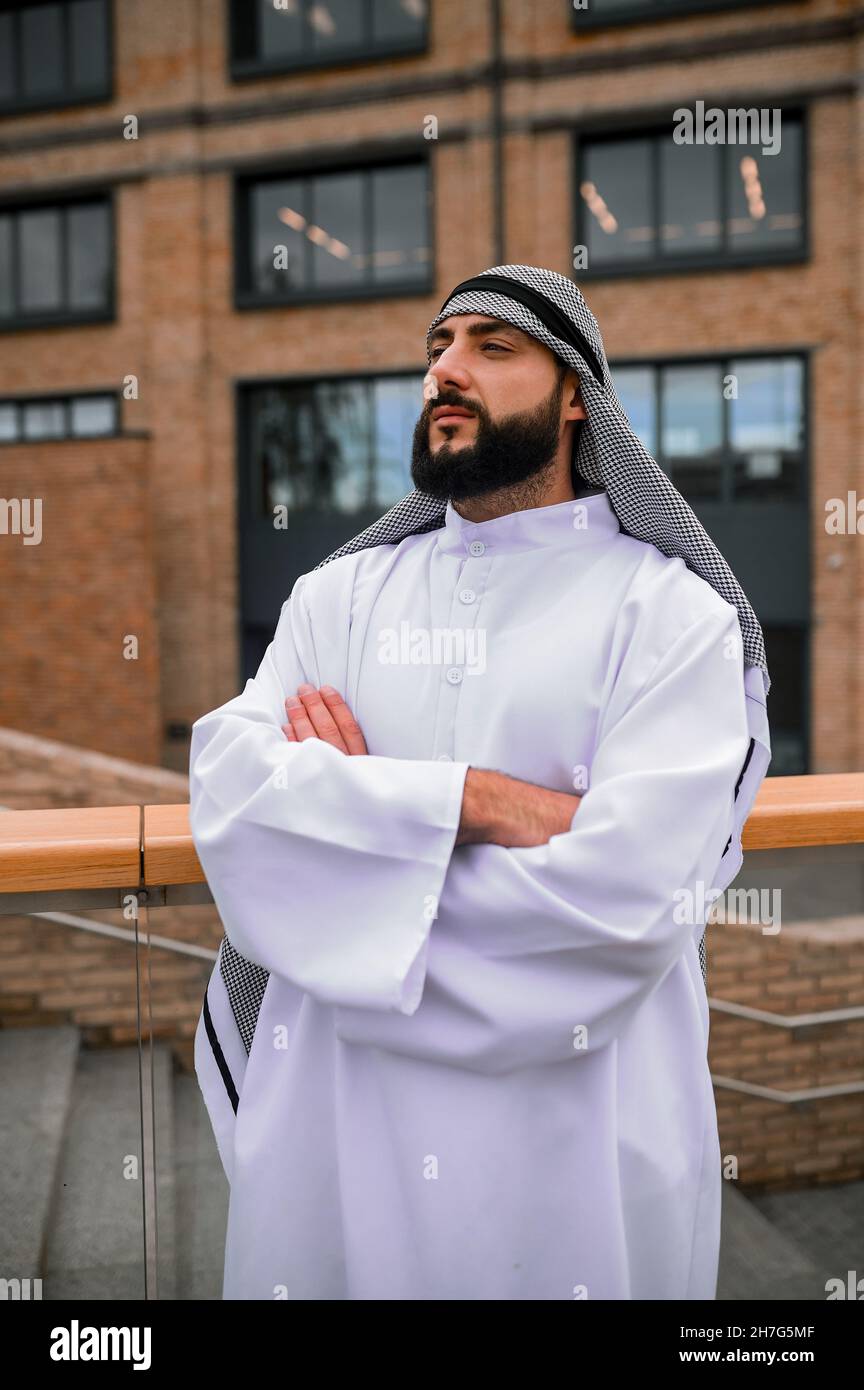 Bearded middle eastern man in white thobe Stock Photo - Alamy