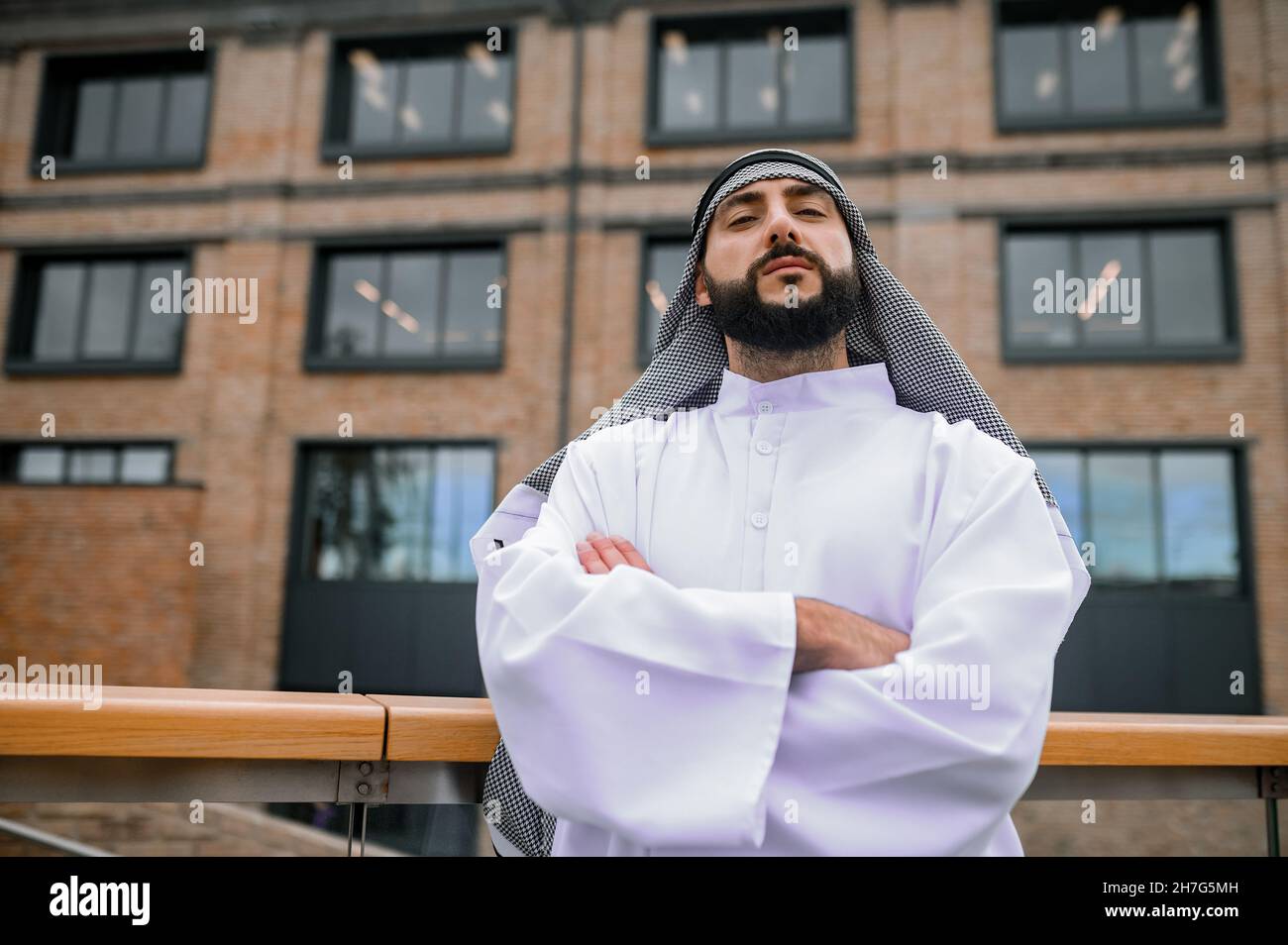 Bearded middle eastern man in white thobe Stock Photo - Alamy