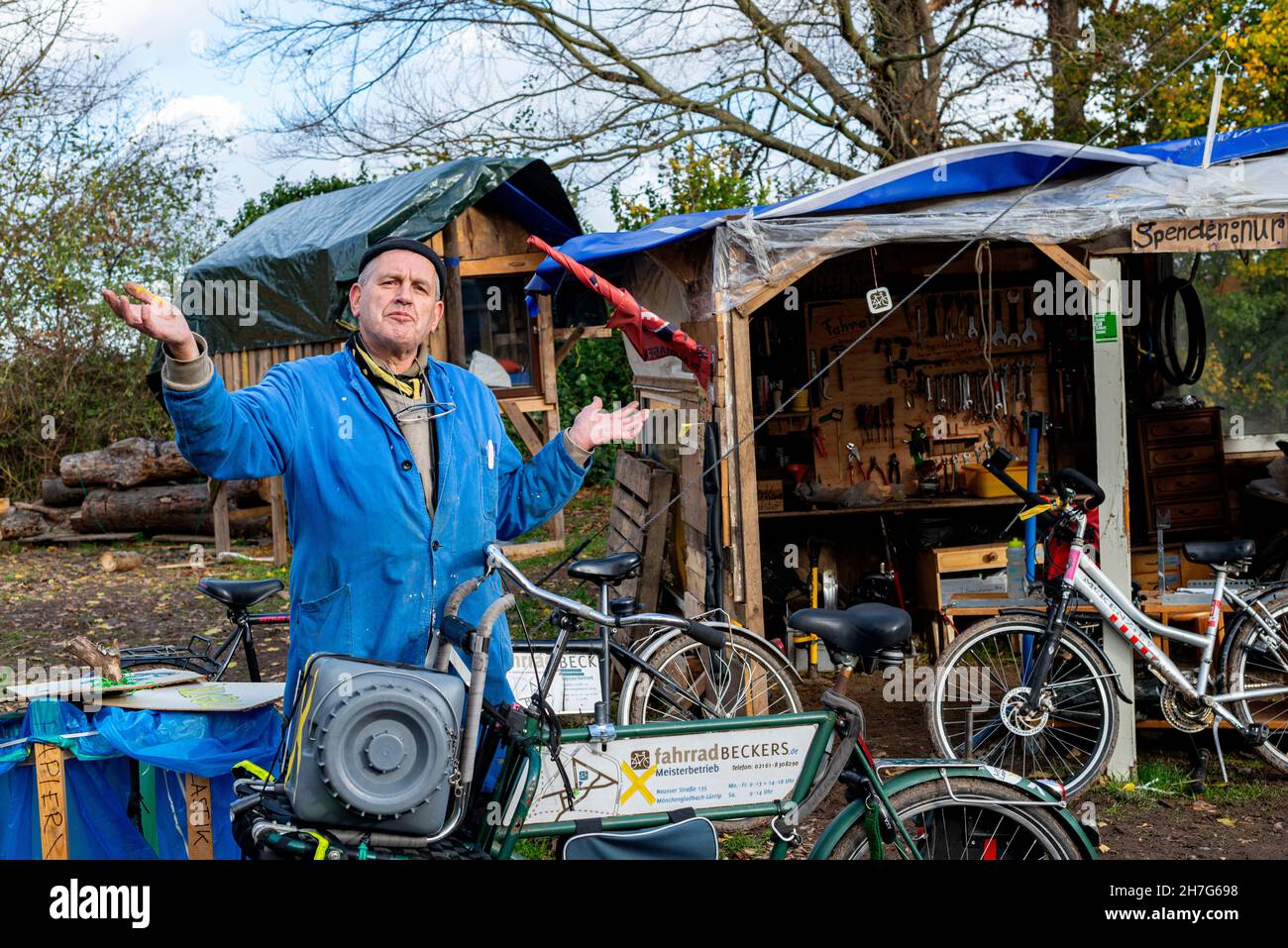 Lutzerath, Nordrhein-Westfalen, Germany. Many activists and protesters ...