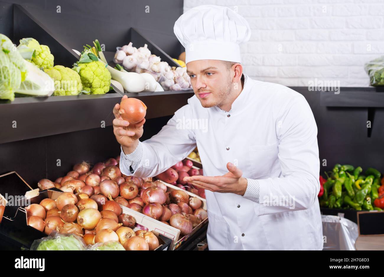 Attentive chef hi-res stock photography and images - Alamy