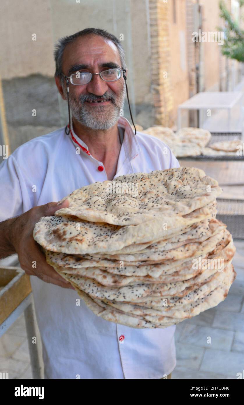 IRAN. ISPAHAN ESFAHAN. BAKERY MAKING NAN, TRADITIONNAL FLAT BREAD Stock ...