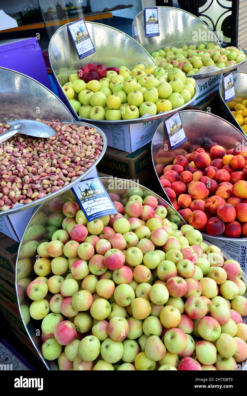 IRAN. ISPAHAN ESFAHAN. FRUITS ON A MARKET IN ISPAHAN Stock Photo - Alamy