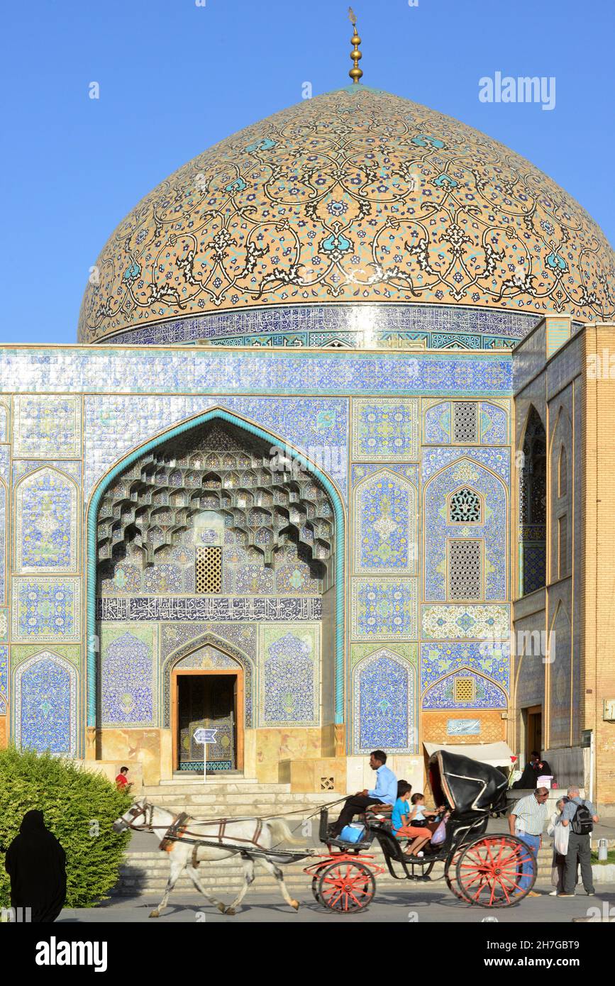 IRAN. ISPAHAN ESFAHAN. EMAM SQUARE. THE CHEIKH LOTFALLA'S MOSQUE, OR ...