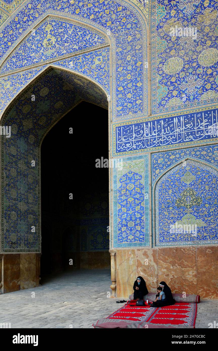 IRAN. ISPAHAN ESFAHAN. EMAM SQUARE. THE EMAM MOSQUE (OR SHAH'S MOSQUE ...