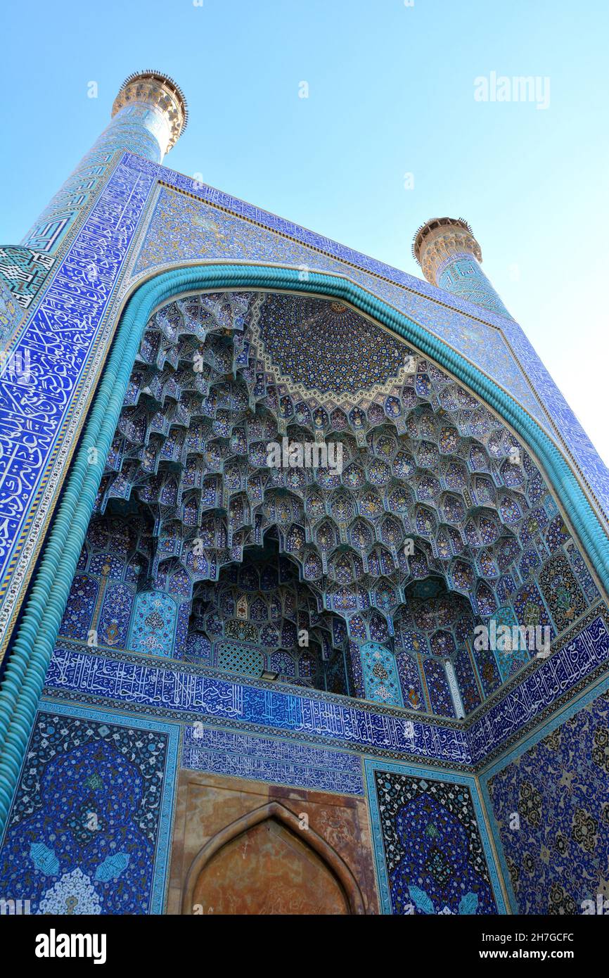 IRAN. ISPAHAN ESFAHAN. EMAM SQUARE. THE TWO MINARETS OF THE ENTRANCE OF ...