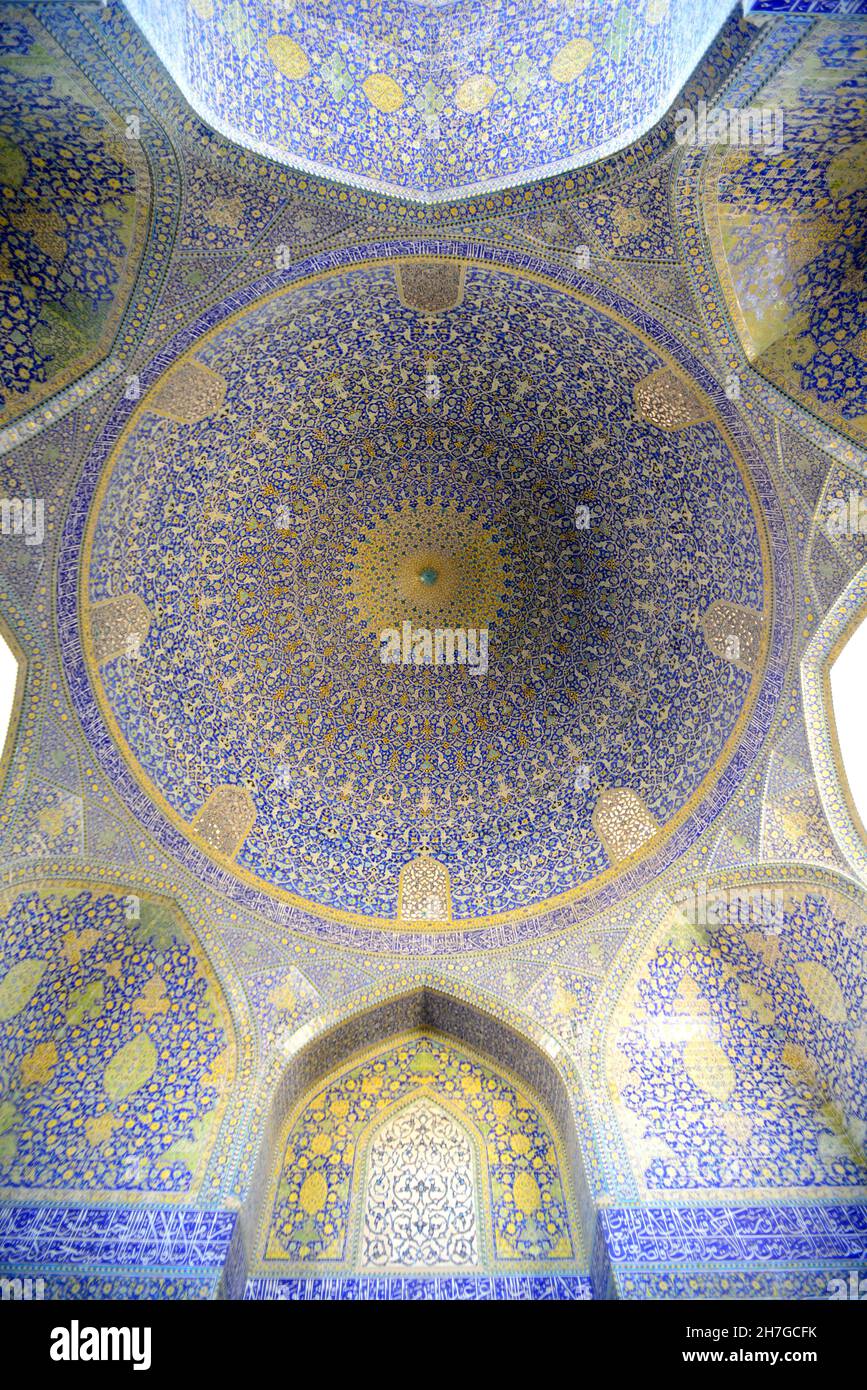 IRAN. ISPAHAN ESFAHAN. EMAM SQUARE. THE EMAM MOSQUE (OR SHAH'S MOSQUE ...