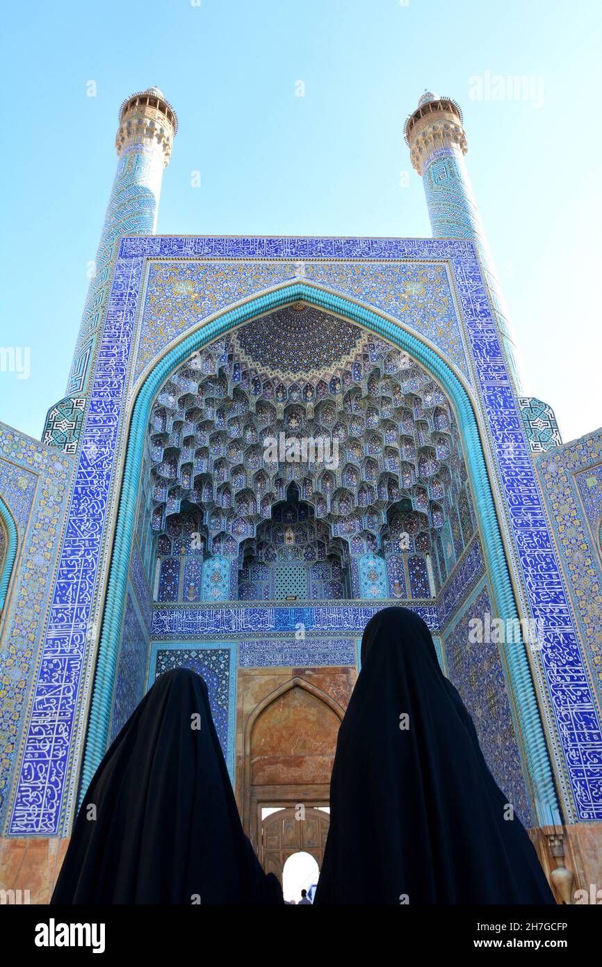 IRAN. ISPAHAN ESFAHAN. EMAM SQUARE. TWO WOMEN VAILED AT THE ENTRANCE OF ...