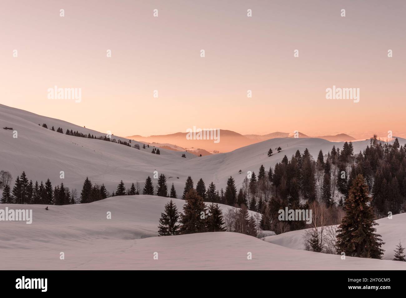 Paesaggio innevato hi-res stock photography and images - Alamy
