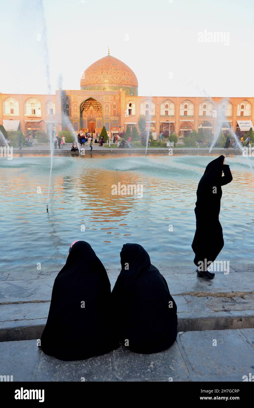 IRAN. ISPAHAN ESFAHAN. WOMEN IN VEIL NEAR THE FOUNTAIN AND THE CHEICK ...