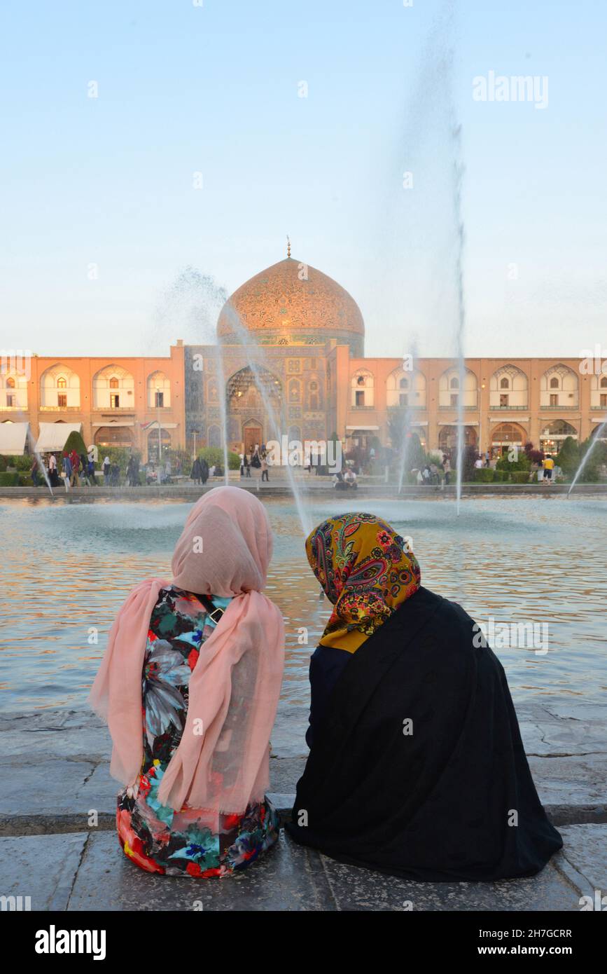 IRAN. ISPAHAN ESFAHAN. WOMEN IN VEIL NEAR THE FOUNTAIN AND THE CHEICK ...