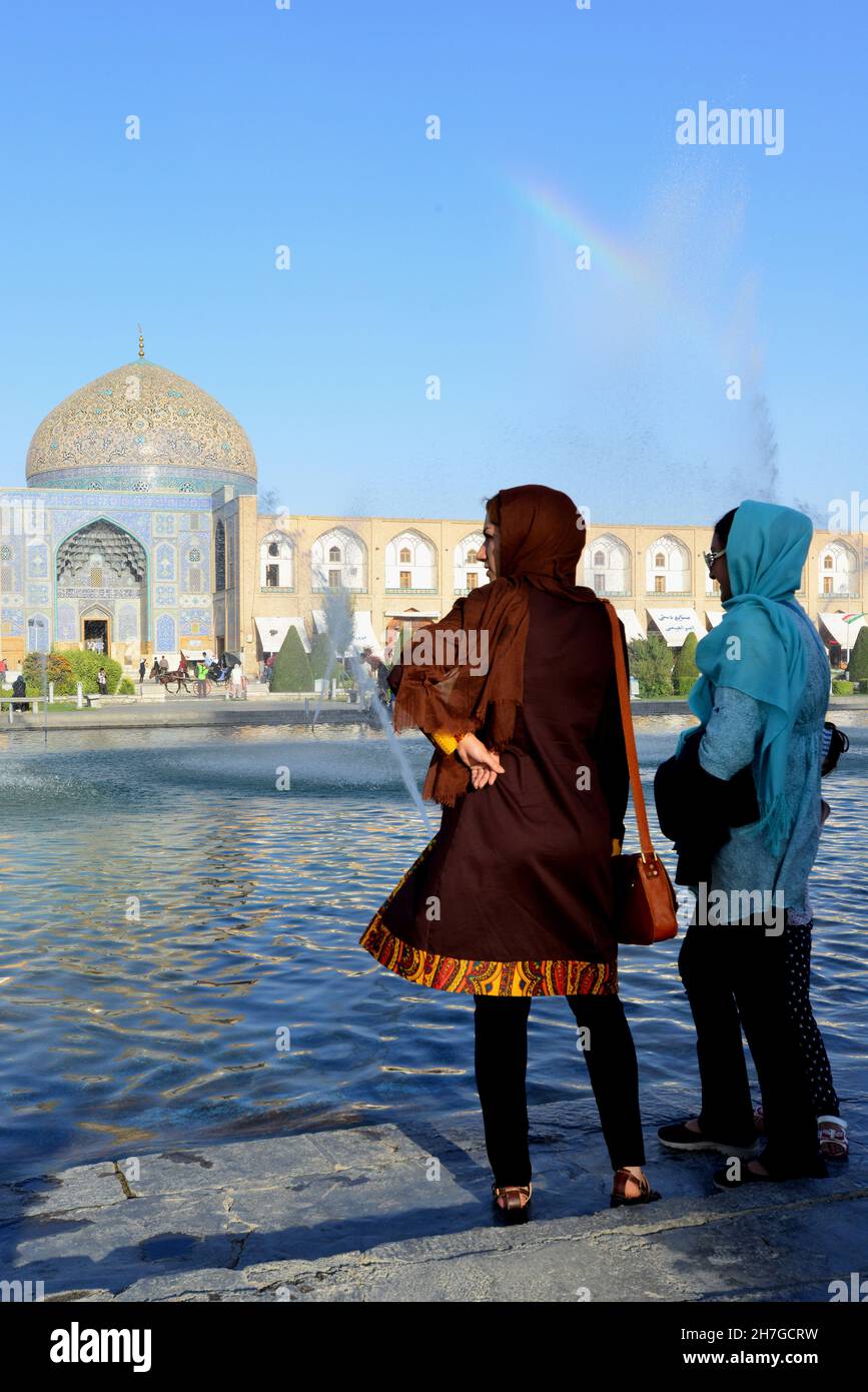 IRAN. ISPAHAN ESFAHAN. WOMEN IN VEIL NEAR THE FOUNTAIN AND THE CHEICK ...