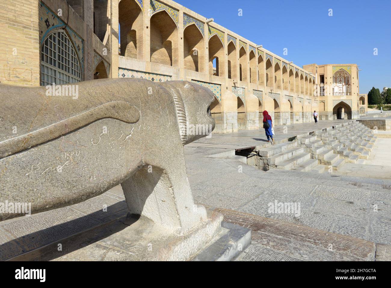 IRAN. ISPAHAN ESFAHAN. THE KHAJU BRIDGE, 105M LIONG AND 14 LARGE, IS ...
