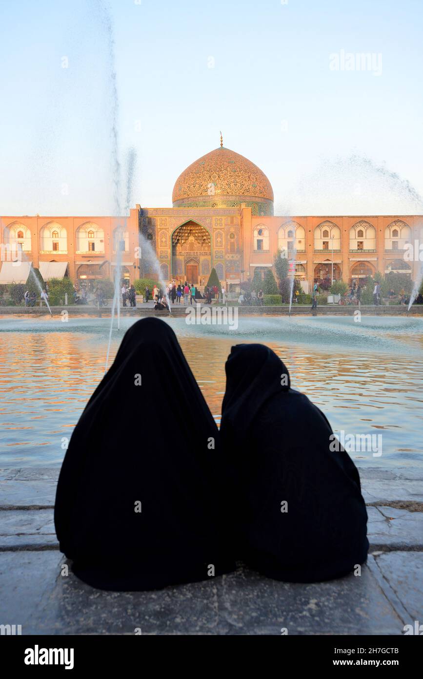 IRAN. ISPAHAN ESFAHAN. WOMEN IN VEIL NEAR THE FOUNTAIN AND THE CHEICK ...
