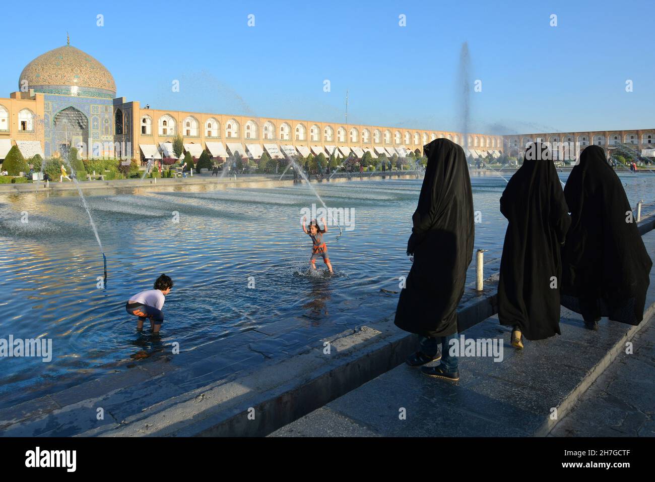 IRAN. ISPAHAN ESFAHAN. EMAM SQUARE. WOMAN IN VEIL LOOKING HER KIDS ...