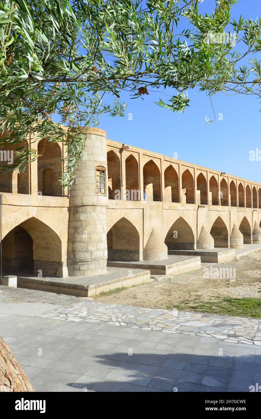 IRAN. ISPAHAN ESFAHAN. THE ALLAHVERDI KHAN BRIDGE IS CROSSING THE ...