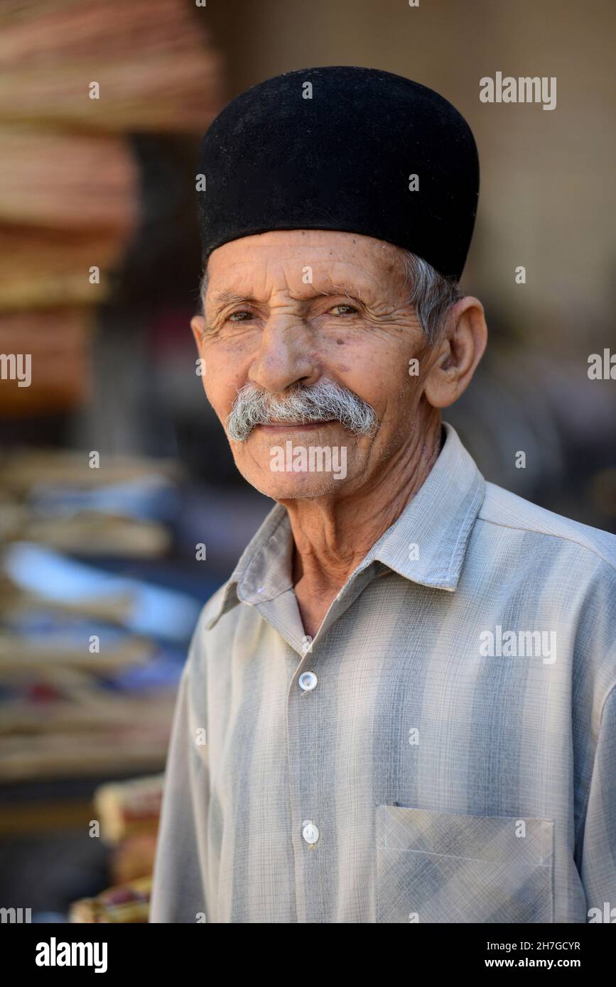 IRAN. ISPAHAN ESFAHAN. BAZAAR. PORTRAIT OF AN OLD MEN Stock Photo - Alamy