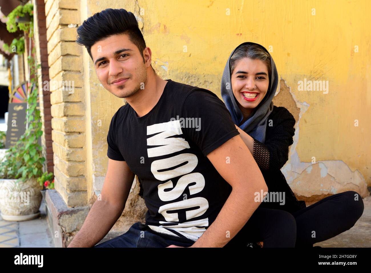 IRAN. TEHERAN. YOUNGS FASHIONISTAS IN THE STREET Stock Photo - Alamy