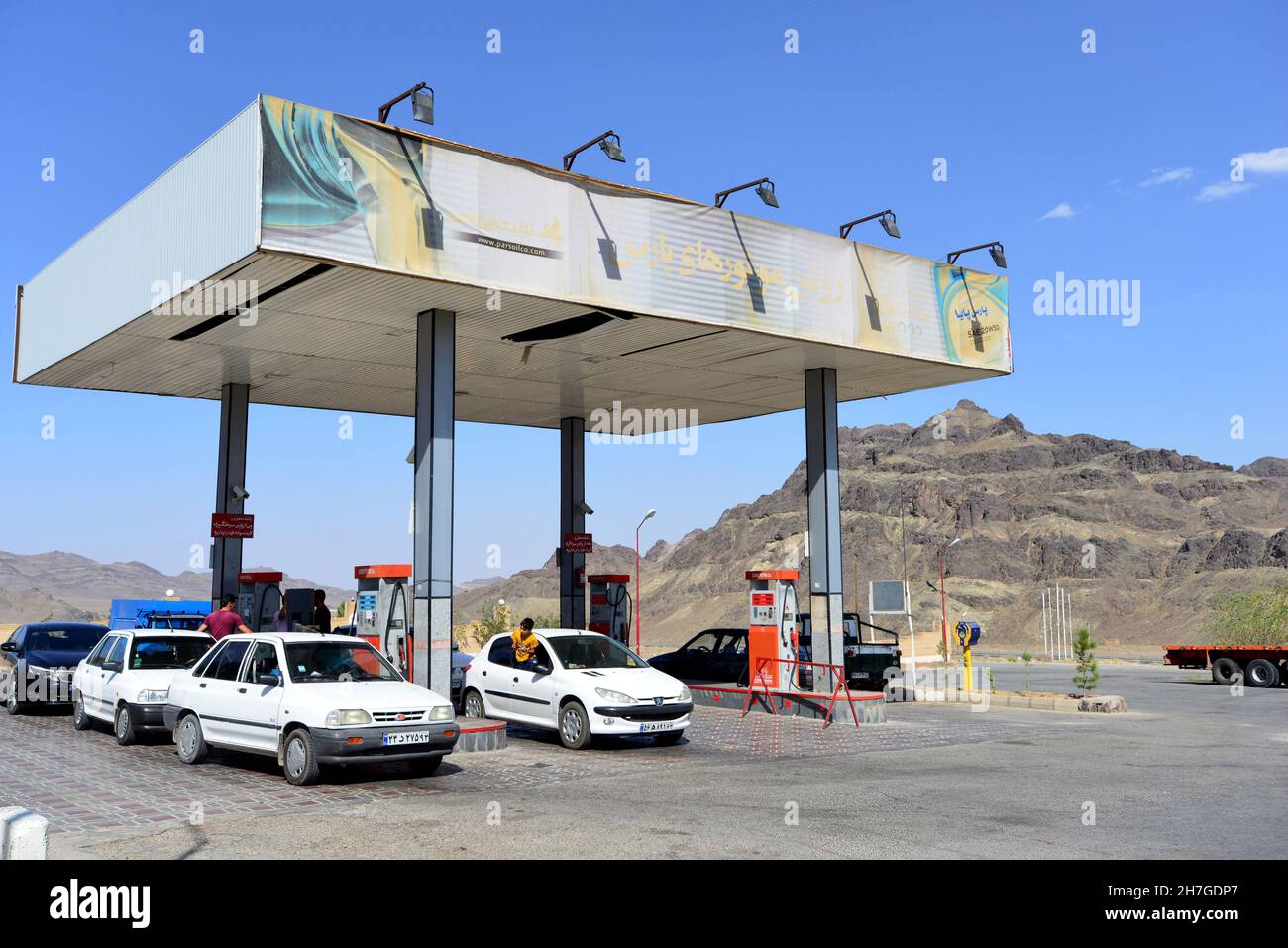 IRAN. GAS STATION ON THE ROAD BETWEEN TEHERAN AND ISPAHAN Stock Photo ...