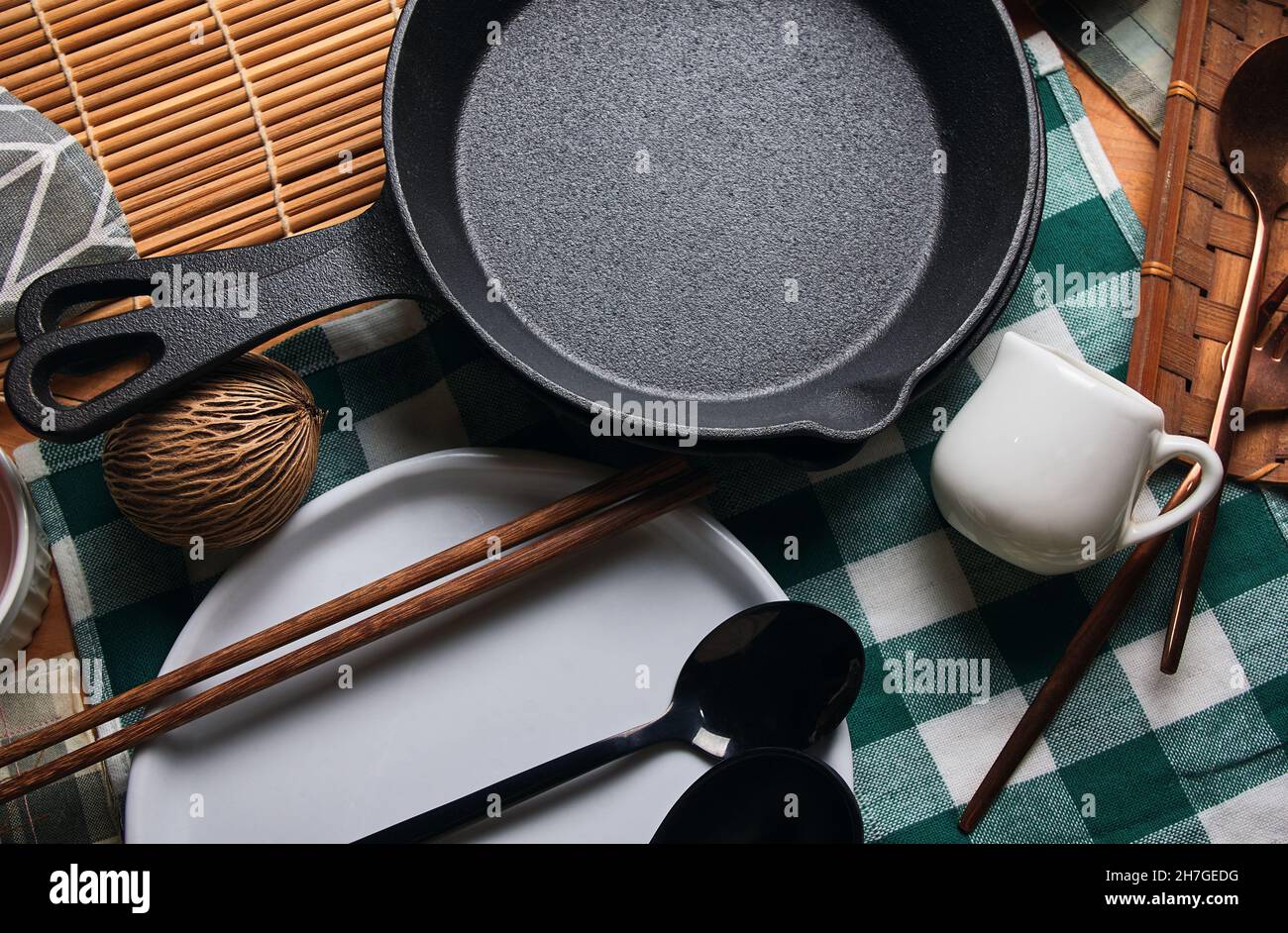 Kitchen utensil household hi-res stock photography and images - Alamy