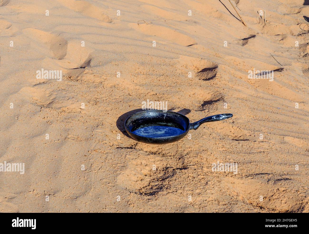 pan stands on the hot sand in the desert Stock Photo - Alamy