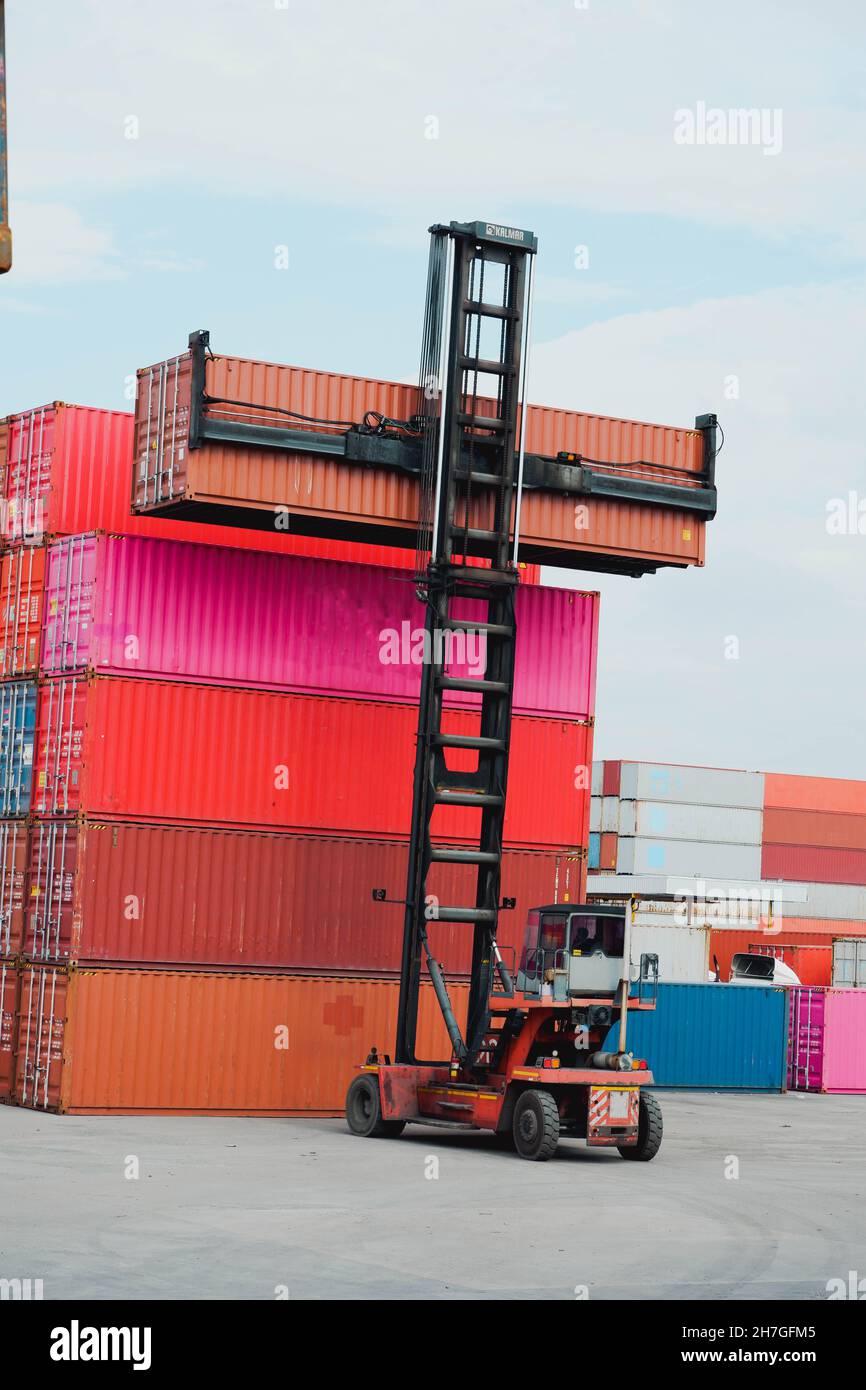 Shipment handlers hi-res stock photography and images - Alamy