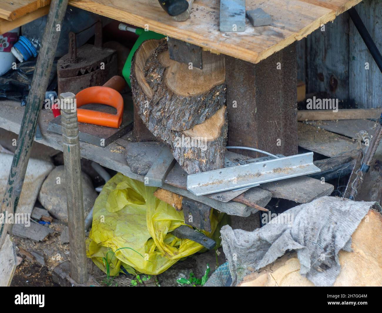 Sawing wood hacksaw hi-res stock photography and images - Alamy
