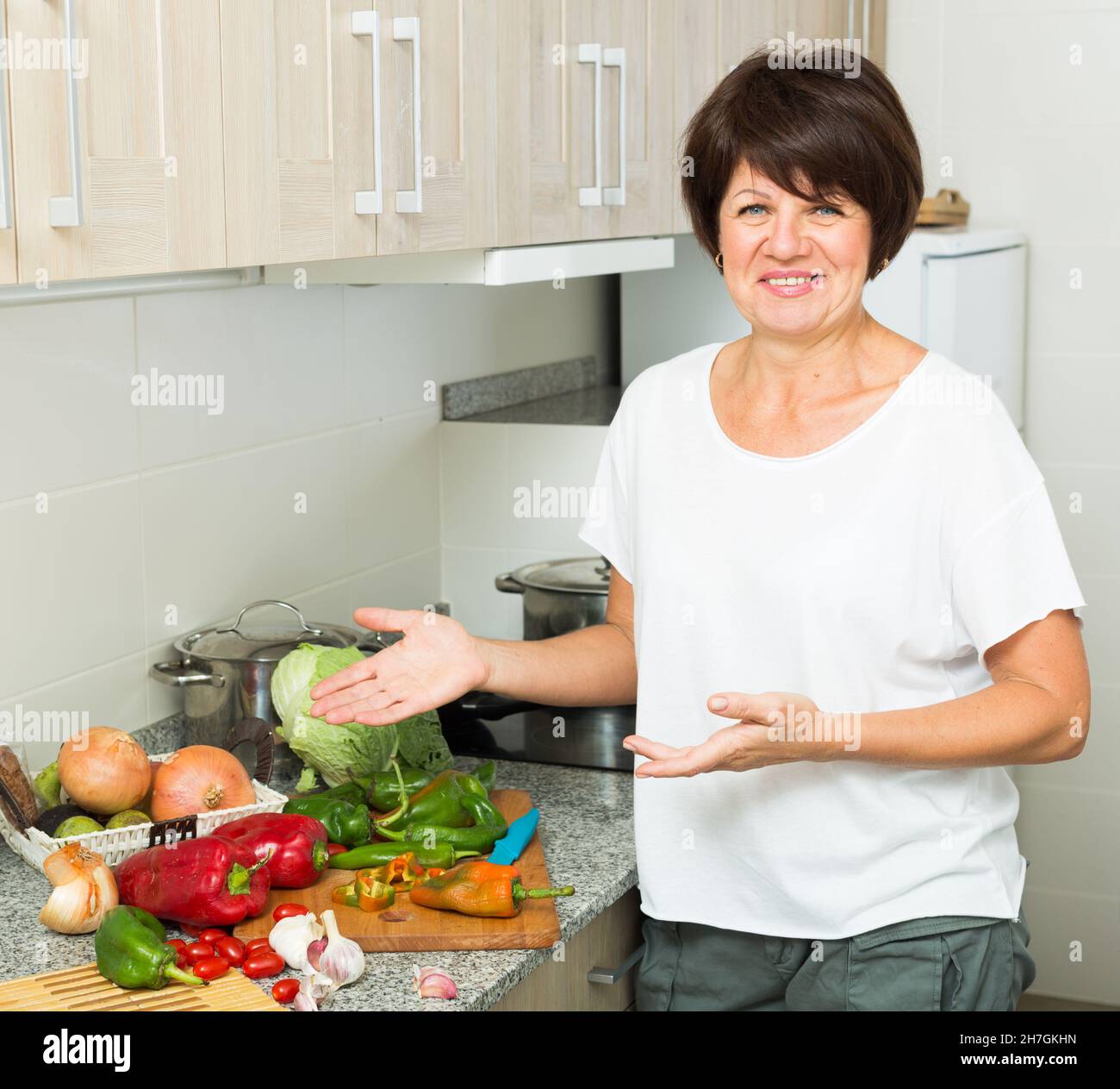 Mature woman making salad hi-res stock photography and images - Alamy