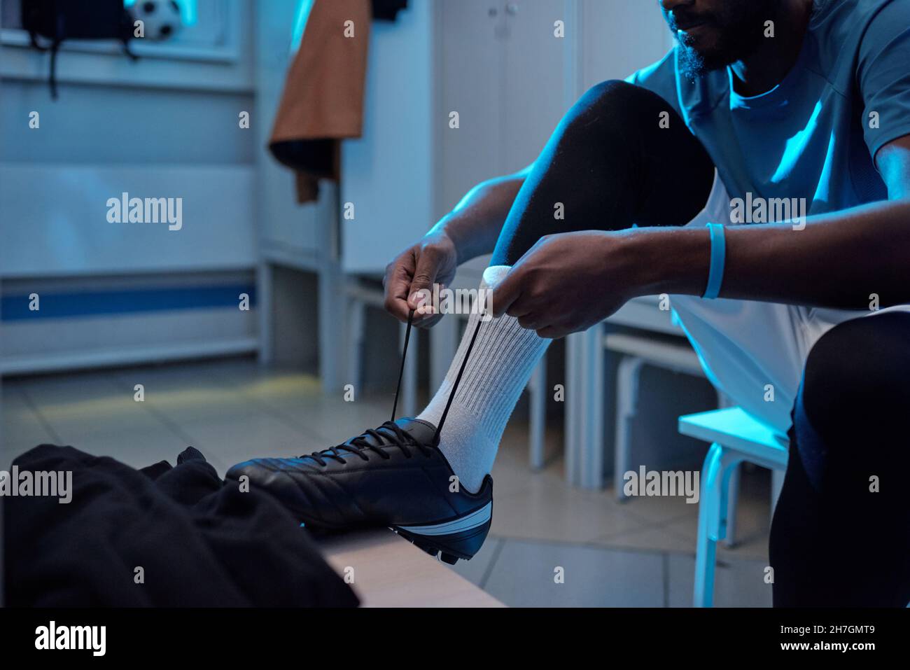 Soccer player tying shoe hi-res stock photography and images - Alamy