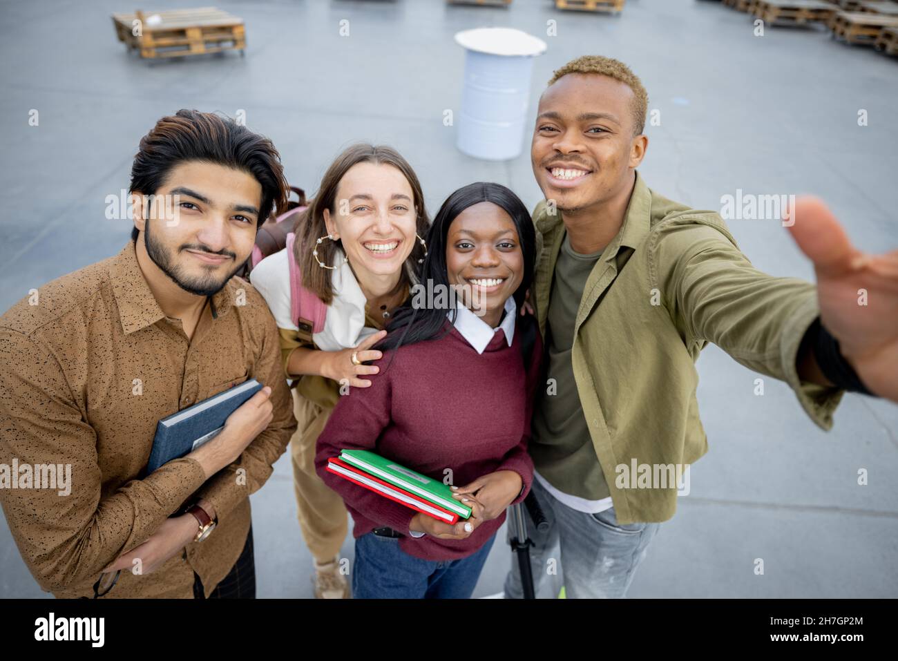 Group of teenagers looking camera hi-res stock photography and images ...