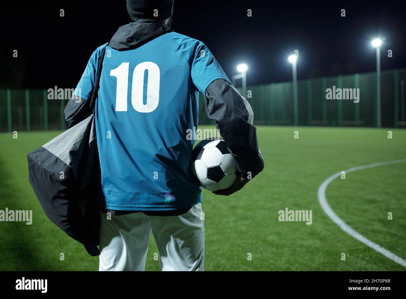 Back view going sportsman hi-res stock photography and images - Alamy