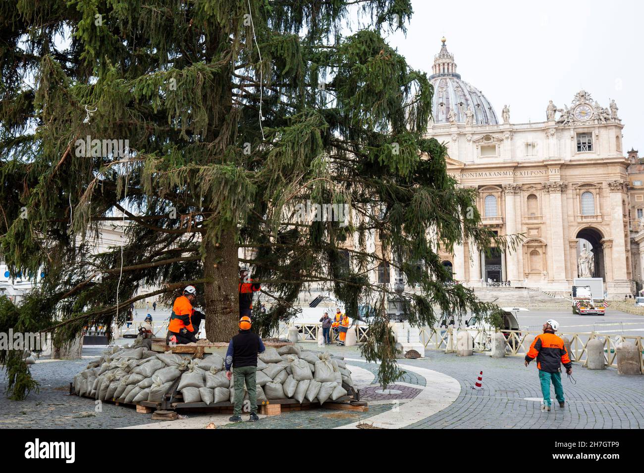 Vatican City, Vatican. 23rd Nov, 2021. Workers seen positioning a ...