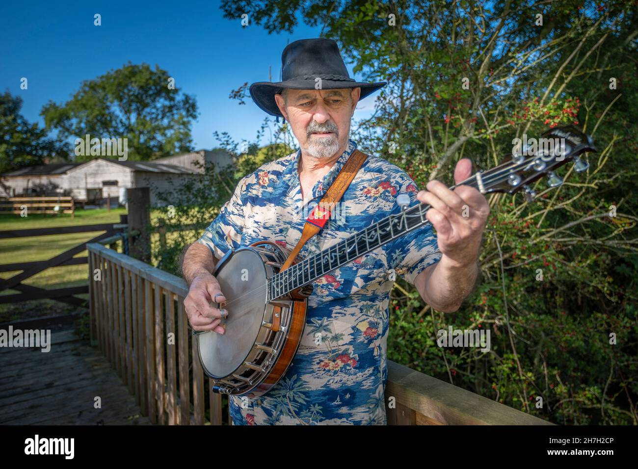 Man playing a banjo hi-res stock photography and images - Alamy