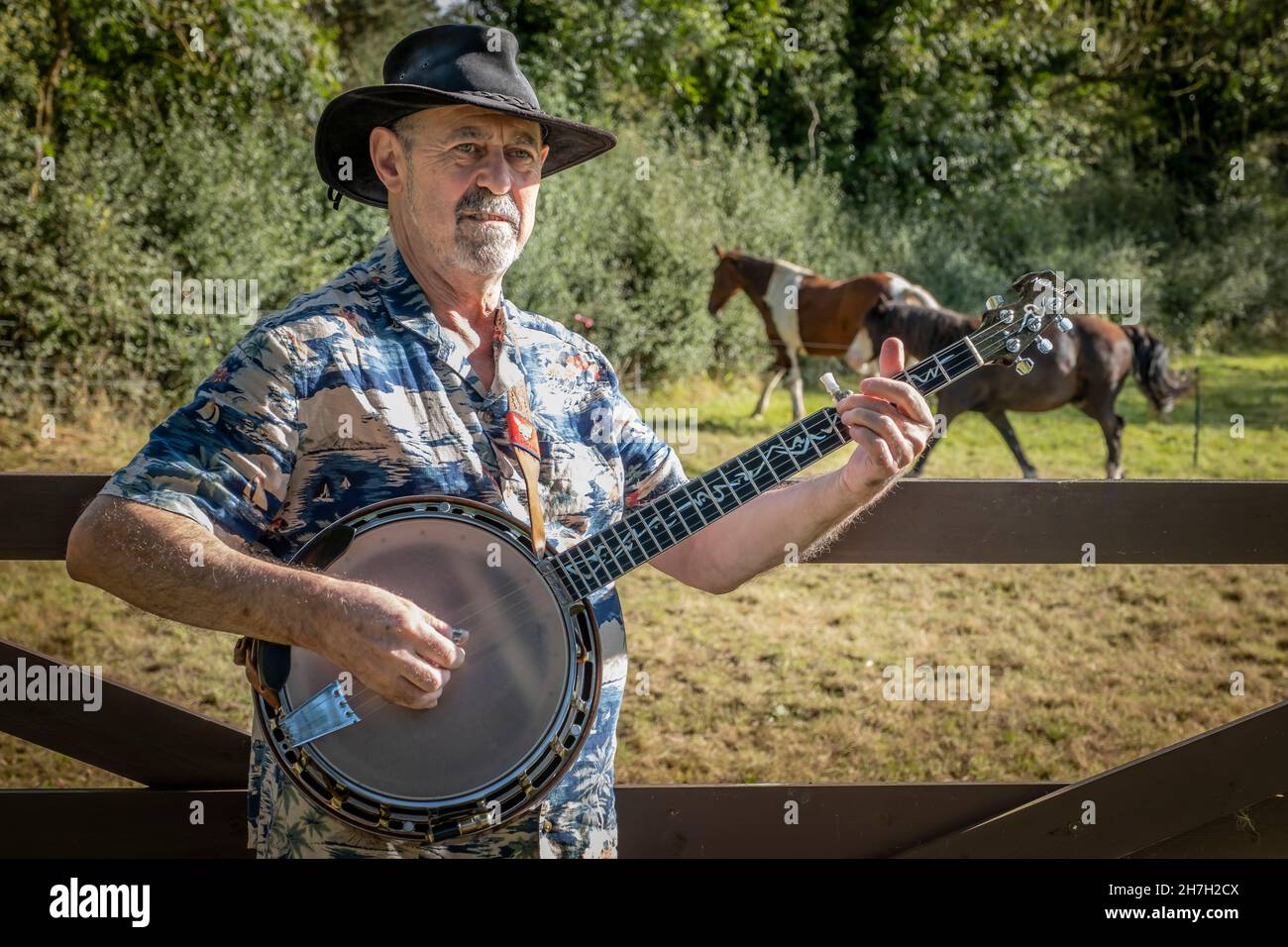Man playing a banjo hi-res stock photography and images - Alamy
