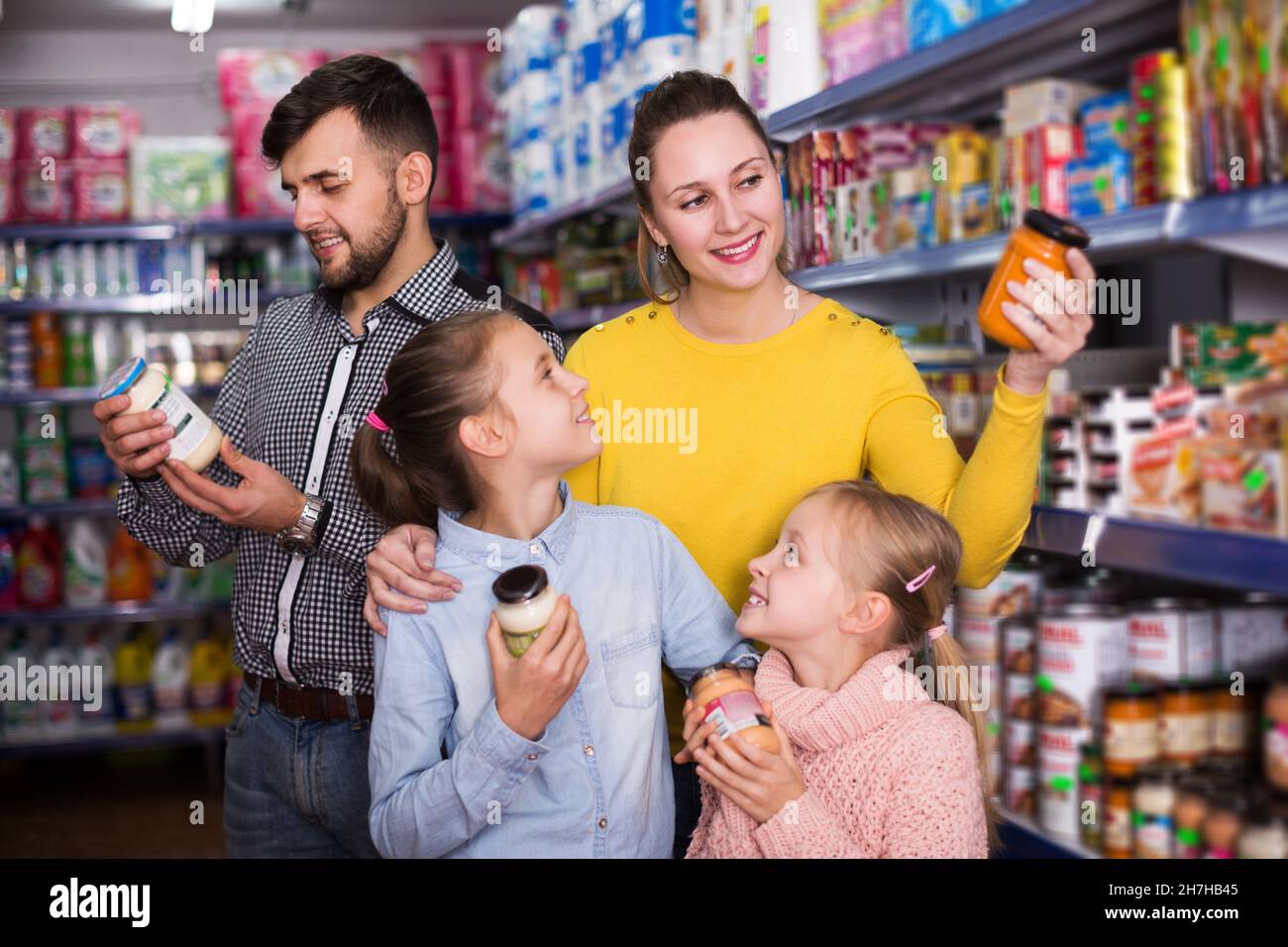family shopping together in grocery store Stock Photo - Alamy