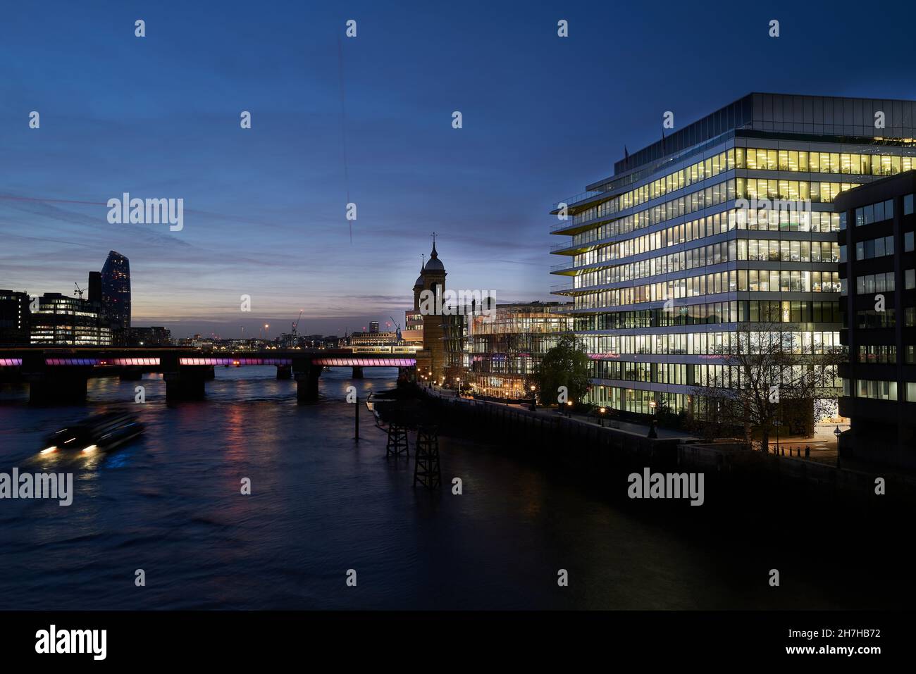 Riverbank house hi-res stock photography and images - Alamy