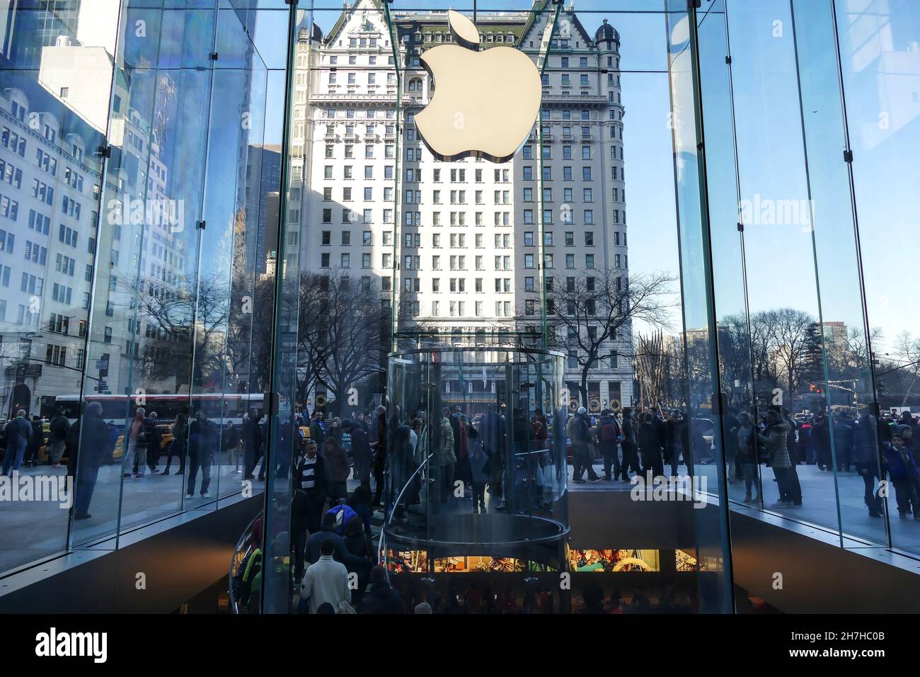 Apple store 5th avenue hi-res stock photography and images - Alamy
