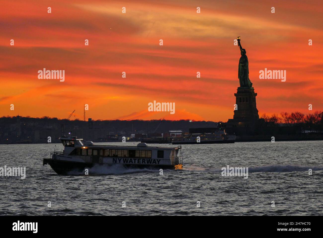 STATUE OF LIBERTY SUNSET CIRCLE LINE MANHATTAN NEW-YORK USA Stock Photo ...
