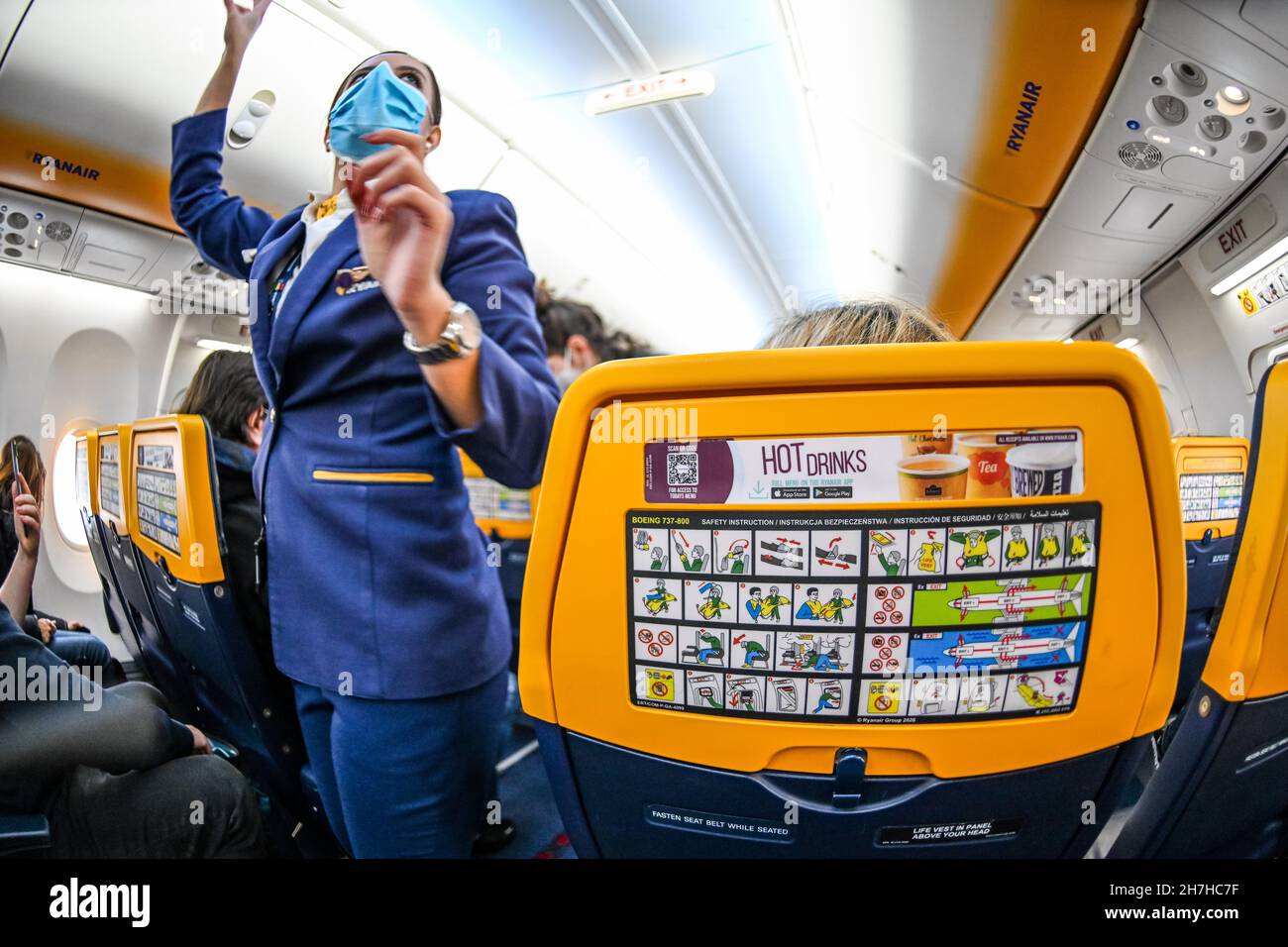 Ryanair Flugzeug innen Stock Photo - Alamy