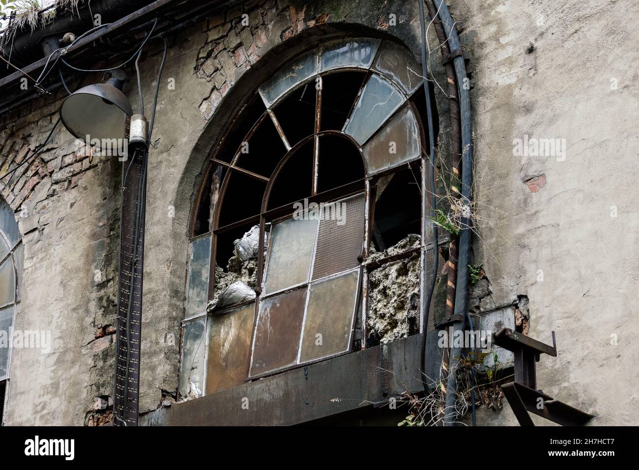 Abandoned building with a broken window Stock Photo - Alamy