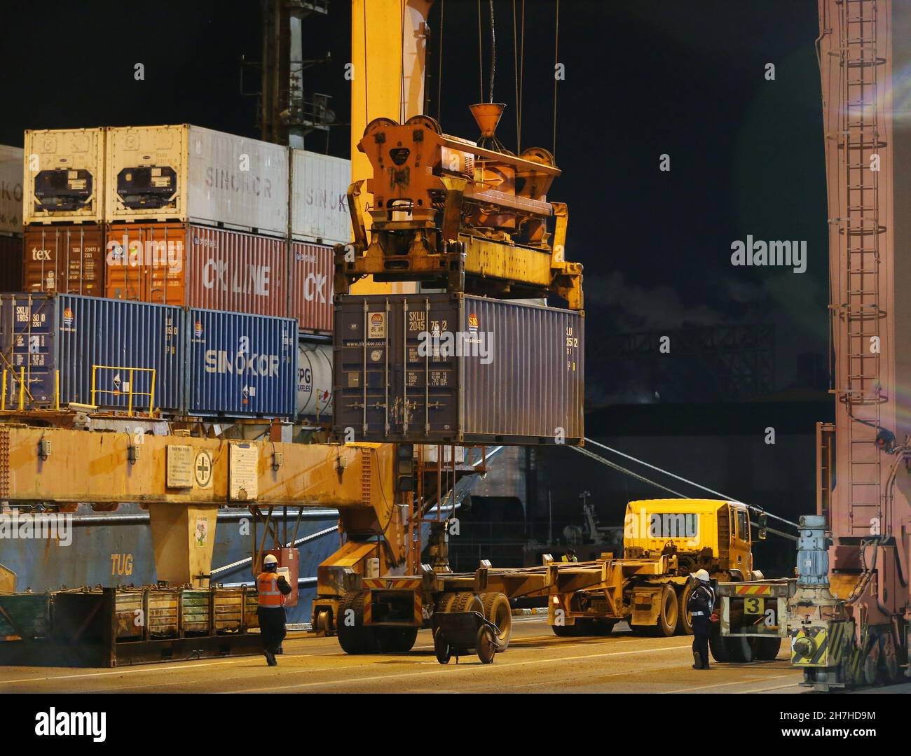 23rd Nov, 2021. Chinese urea arrives in S. Korea A container ship ...