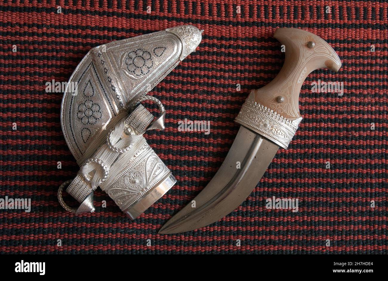 SULTANATE OF OMAN, BEDOUINS AND KHANJAR (KHANJAR IS THE TRADITIONAL ...