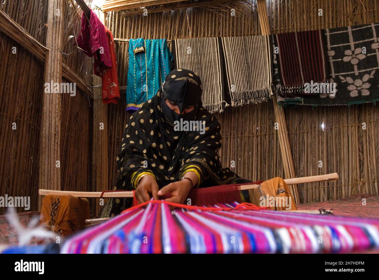 SULTANATE OF OMAN, WAHIBAS SANDS DESERT , CARPET WEAVING Stock Photo ...