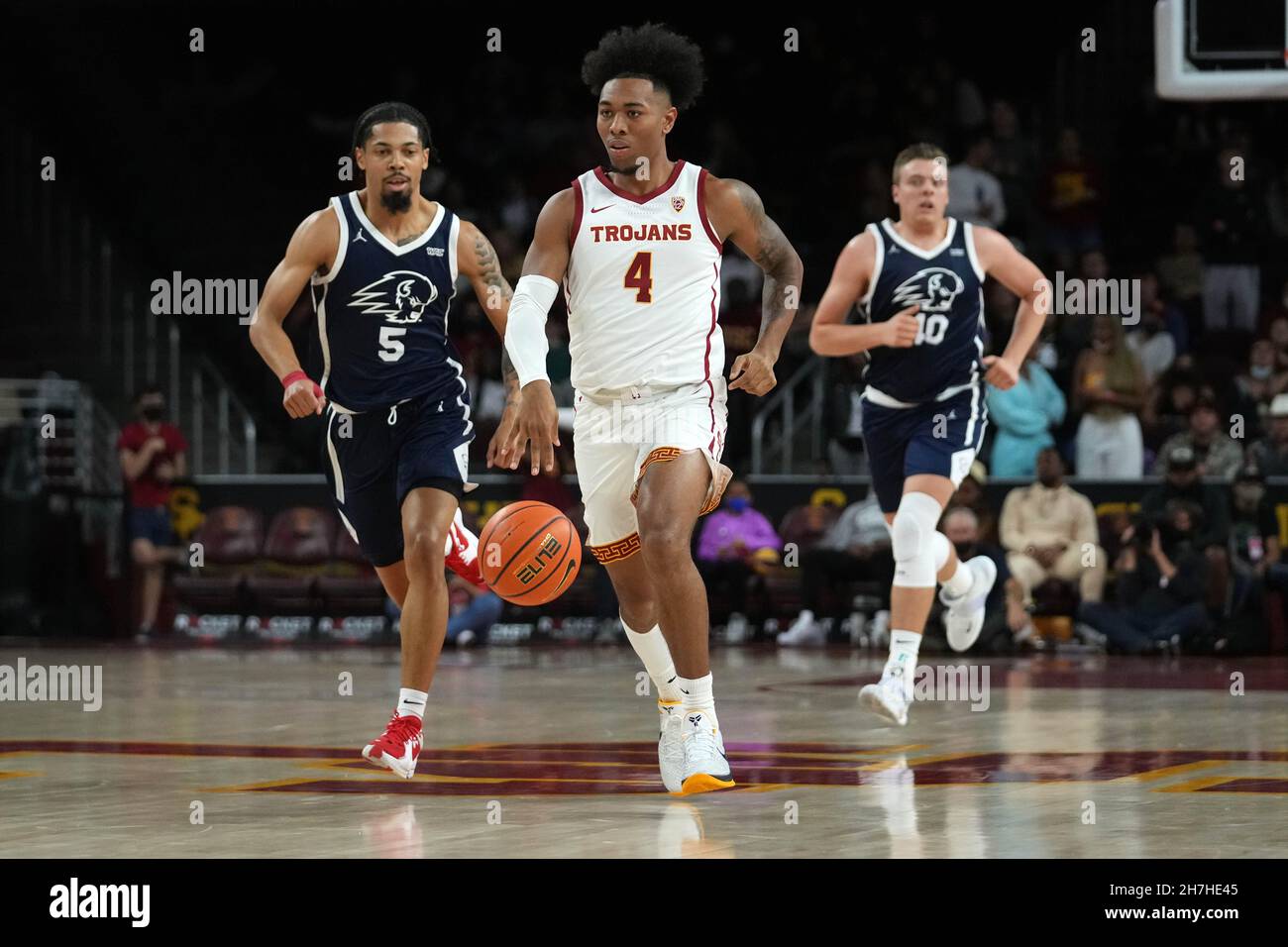 Southern California Trojans guard Malik Thomas (4) dribbles the ball ...
