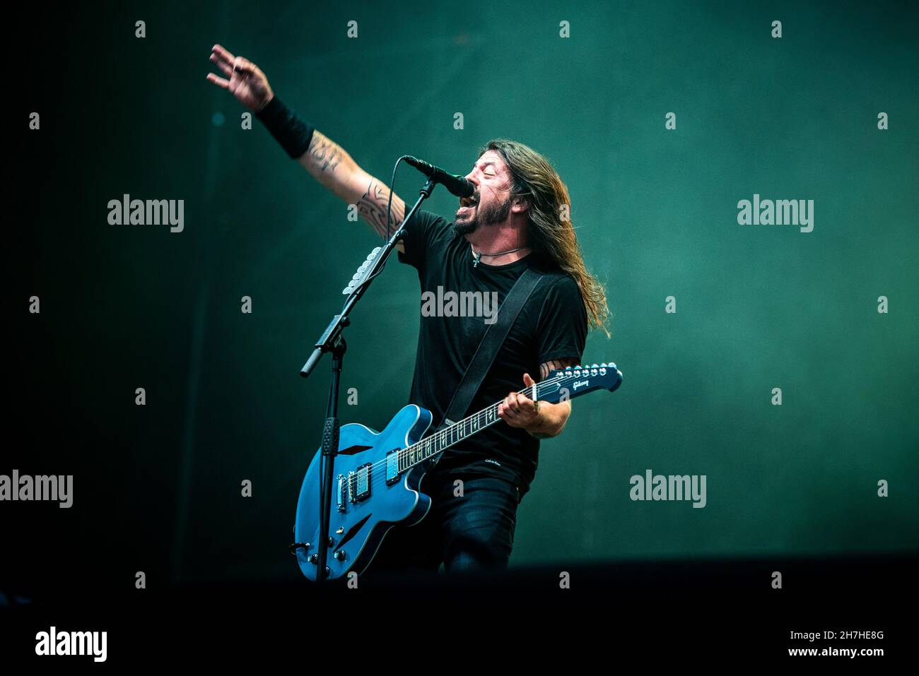 Dave grohl playing guitar hi-res stock photography and images - Alamy