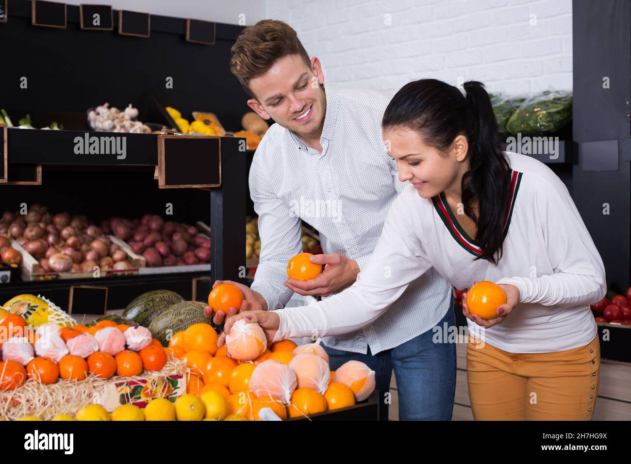 Couple choosing fruits in shop Stock Photo - Alamy