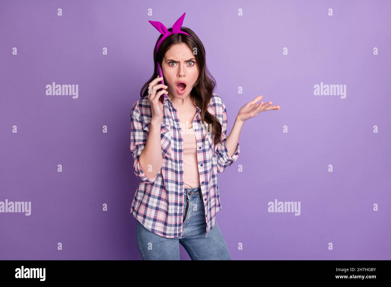 Photo portrait of angry nervous female influencer arguing talking on ...