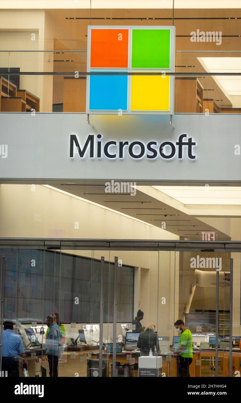 Microsoft store on 5th avenue in Manhattan NYC Stock Photo - Alamy