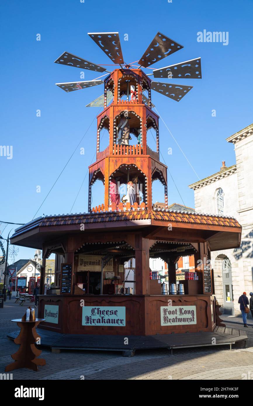 Pyramid grill hi-res stock photography and images - Alamy