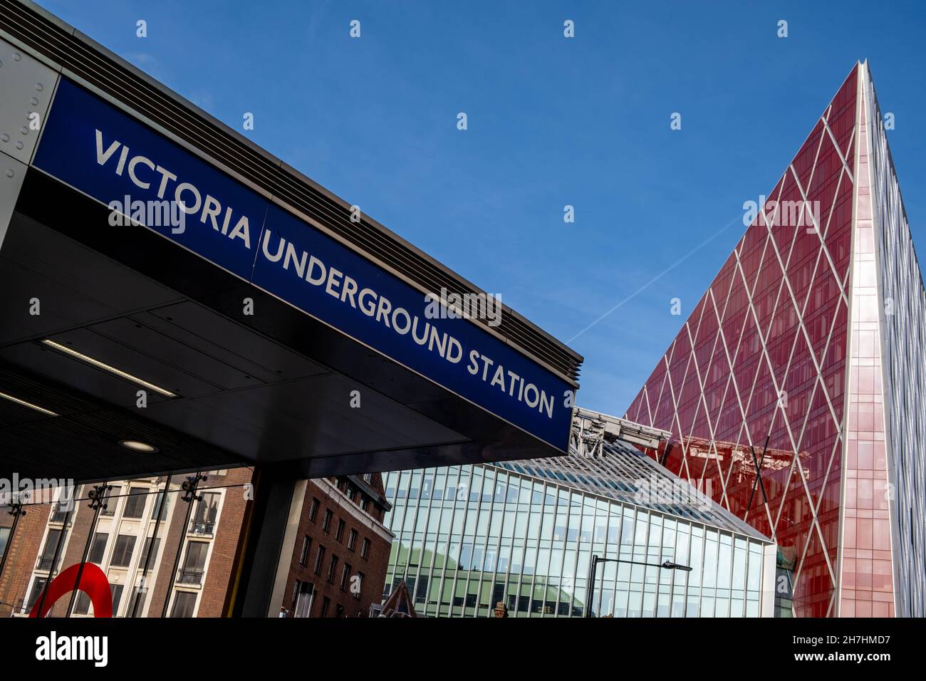 Victoria underground station hi-res stock photography and images - Alamy