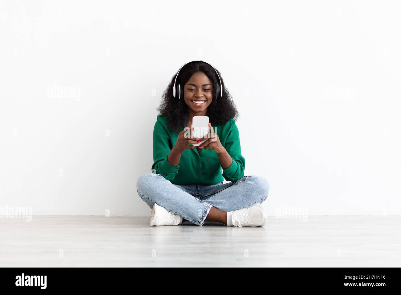 Happy black lady wireless hi-res stock photography and images - Alamy